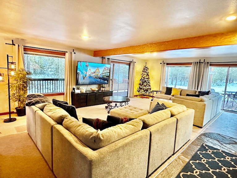 Riverfront Lodge - Ideal For Small And Large Groups With Room To Spread Out - Trout Lake, WA