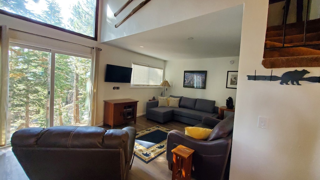 Paseo Al Pueblo !!! Estudio + Loft, 2 Baños, Vistas Impresionantes !! - June Lake, CA