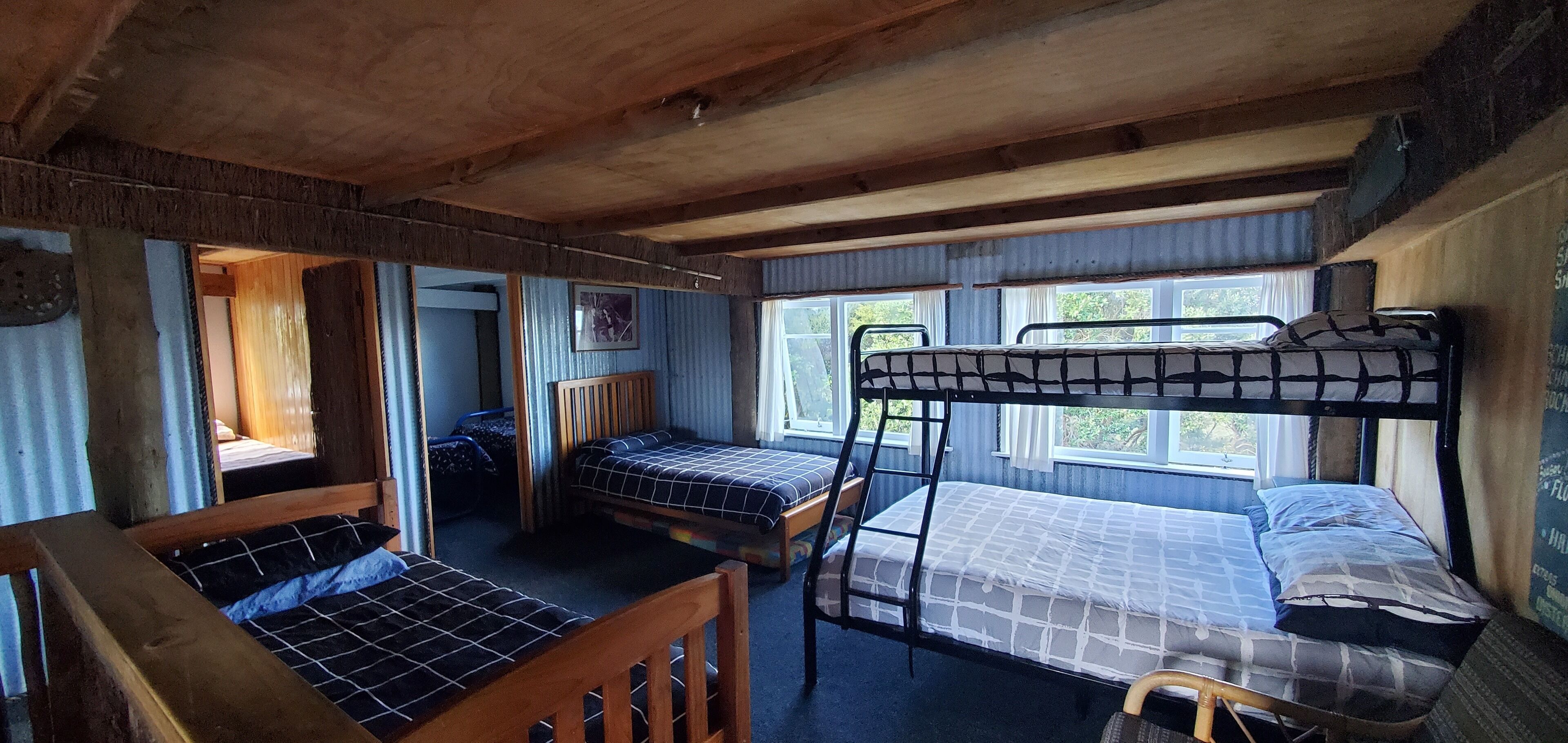 Western Theme  Mural,private,unique,rustic,sea Views,sunsets,bush,pet Friendly. - Coromandel