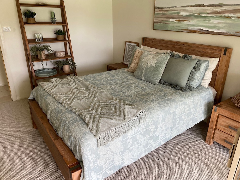 Emerald Beach Lake Front Estate-heated Pool, Spa, Pizza Oven, Fire Pit, On Lake - Coffs Harbour