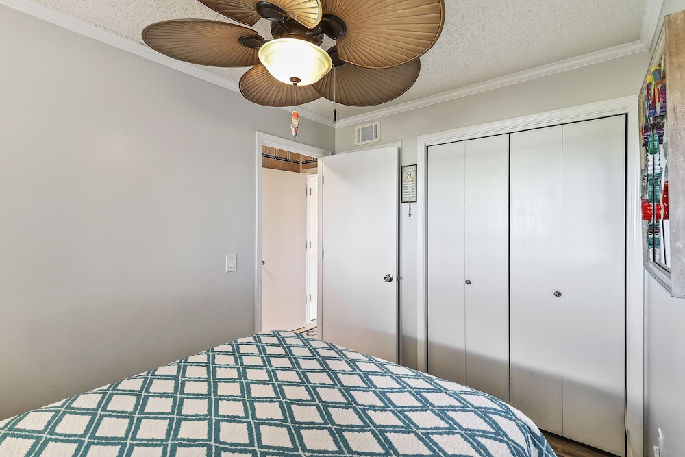 Front Beach Isle Of Palms Sea Cabin! Beach Views, Excellent Location, Well Kept. - 이슬 오브 팜스