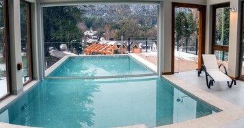 Piscina interior, piscina exterior, espreguiçadeiras