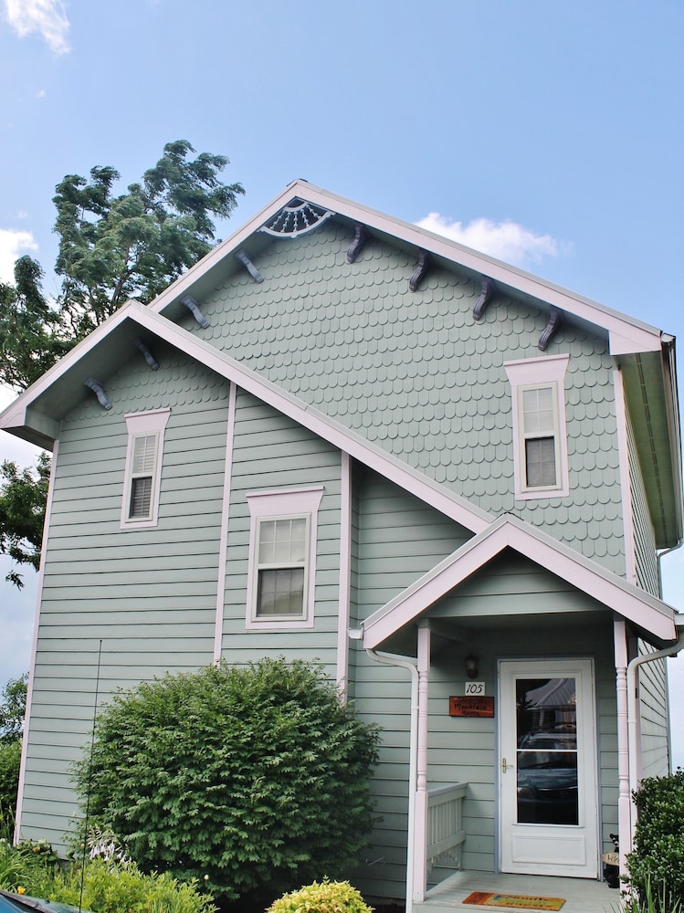 Victorian Chalet Overlooking Gatlinburg, Sleeps Up To 7. - Pigeon Forge, TN