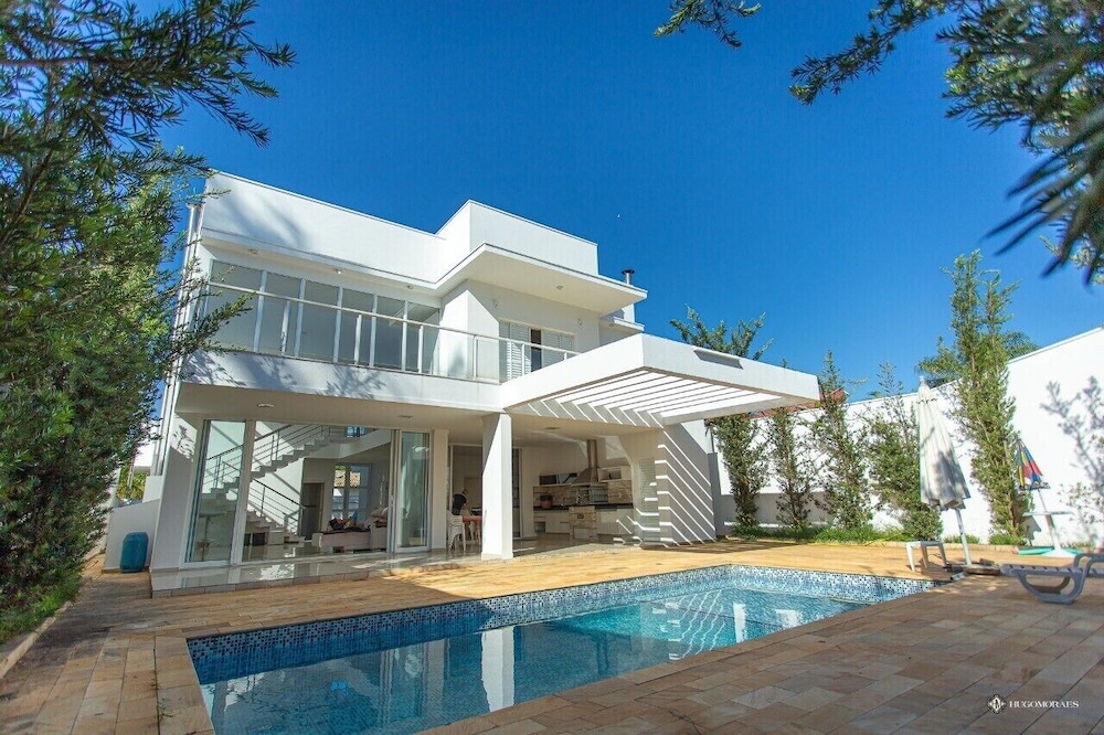 Contemporary Style House With 4 Suites And 6 Bathrooms In Gated Community - Holambra