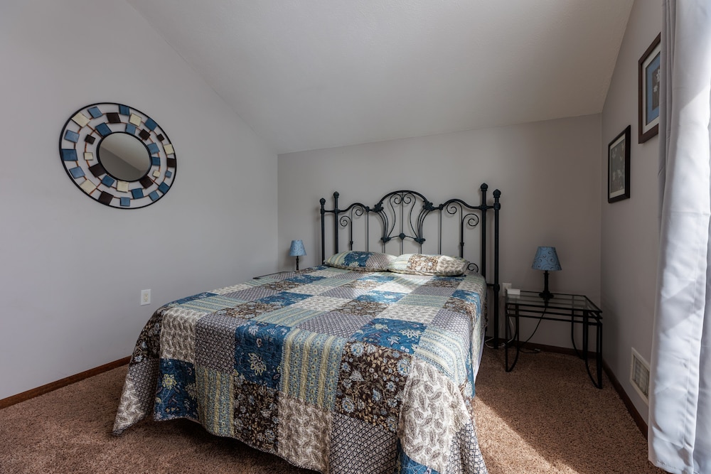 Lakefront - Game Room, Fire Place, Dock, Deck, Wifi, Boats, Ac, Dog Friendly!!! - Pocono Mountains, PA