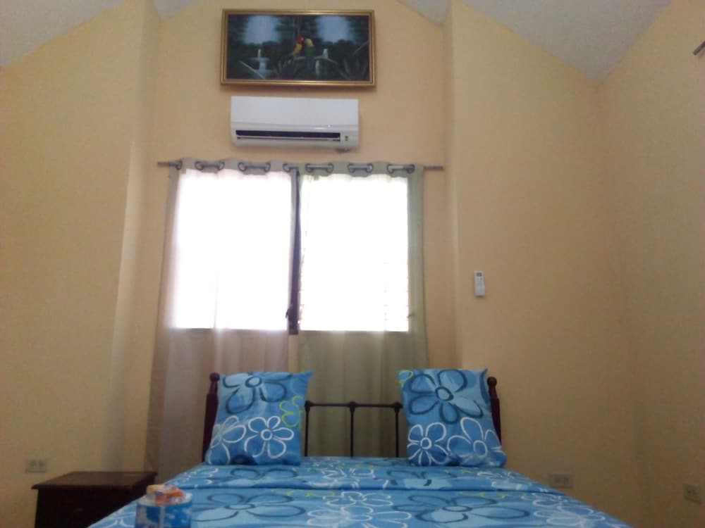 Souvenir House: 24 Elect, Ac, Wifi, Tv Cable, Fridge.... - Port-au-Prince