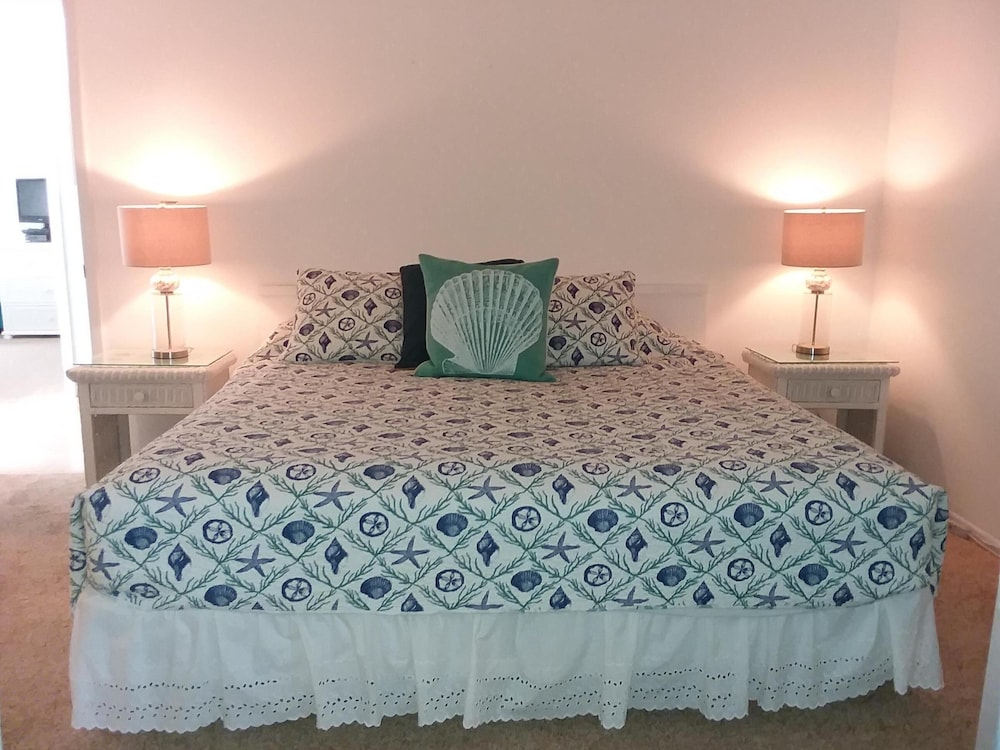 Tropical  2 Br/ 2 Ba, 77 Steps To Beach  Unit #304/ 10% Discount/ Dogs Welcome! - Sanibel, FL