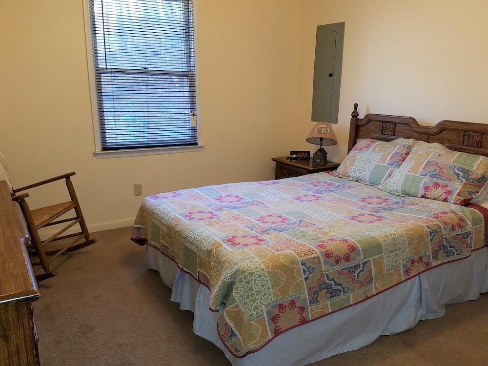Log Cabin W/ Hot Tub Near Casino, Cherokee & Bryson City - Cherokee, NC