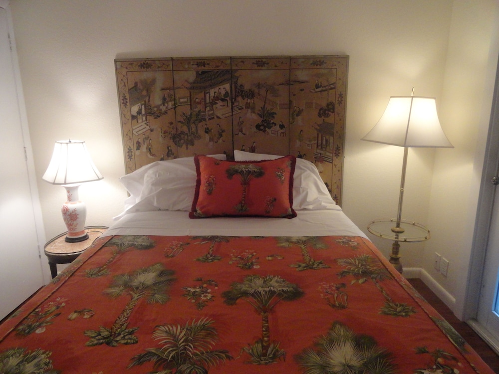Private Cottage Historic District In Old Northwood Close To The Beach - Palm Beach, FL