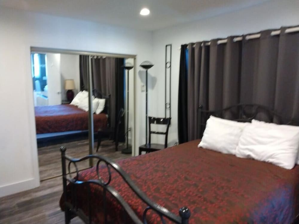 Unit # 3 Lauderdale By The Sea
Two Bedroom/ Ground Floor
200 Steps To Beach - Tamarac, FL