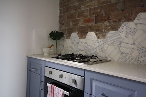 Oversized, Contemporary & Charming-great Value!! - Coogee