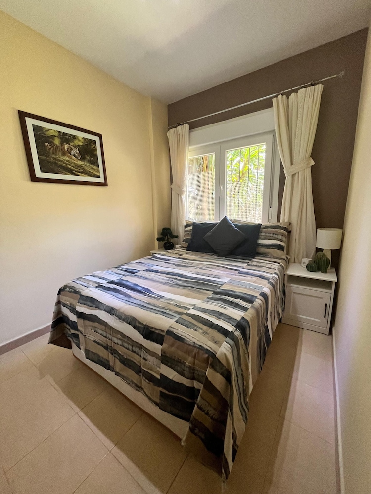 Family Villa. 5 Double Bedrooms. Large Pool And Garden. Close To Barrosa Beach. - Chiclana de la Frontera