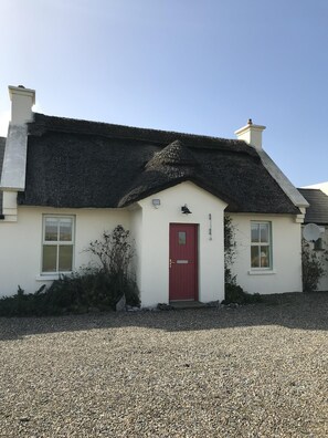 Thatched Roof, Elegant Cottage in Doolin, Spectacular Views, Tranquil ...