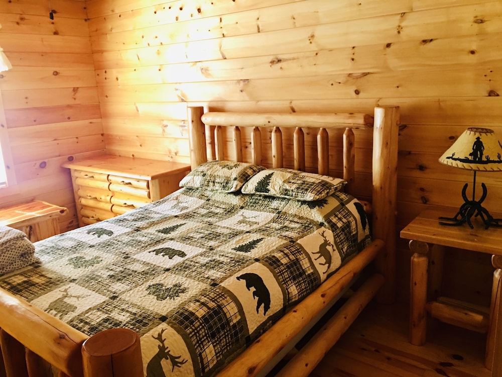 A Log Siding Cabin Sleeps 6 Comfy.<br> - Shenandoah National Park