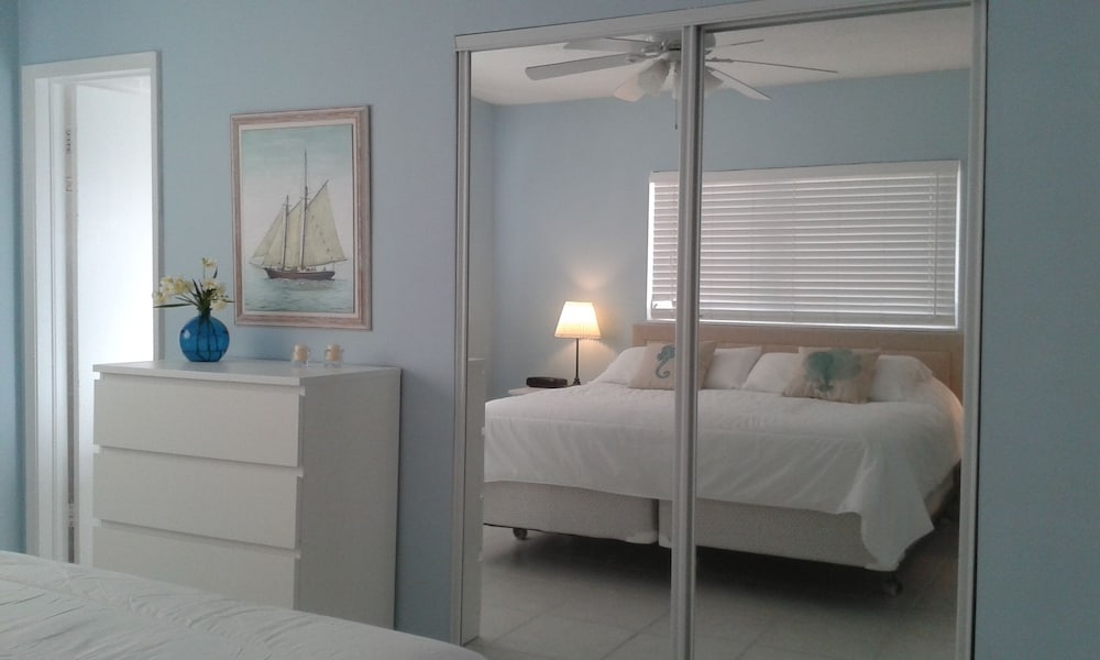 Cozy Apartment Over The Intracoastal Canal, One Block To The Beach, Water Views - Pompano Beach, FL