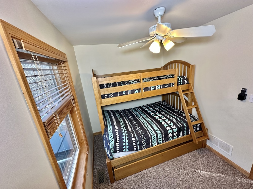 Four Seasons Vacation Home By Lake, Hot Tub, Wifi,beach Passes, Canoe, Fire Pit - Pennsylvania
