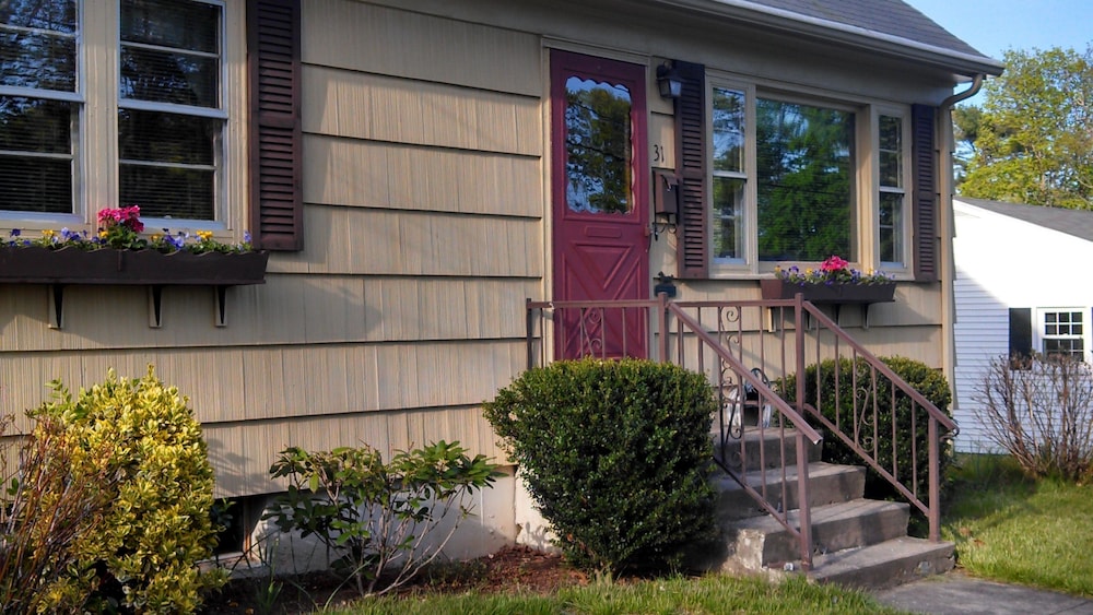Cape Cod Home In Great Location! Walk To Downtown - 웨스털리