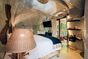 Orchid Suite | Edredões de penas, minibar, cofre no quarto, ferro/tábua de engomar 