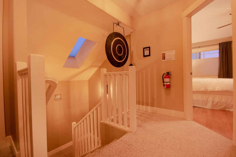 Barrel Sauna, Hottub, 2 Zero Gravity Massage Chairs, Powder Gong, Arcade & More - Revelstoke