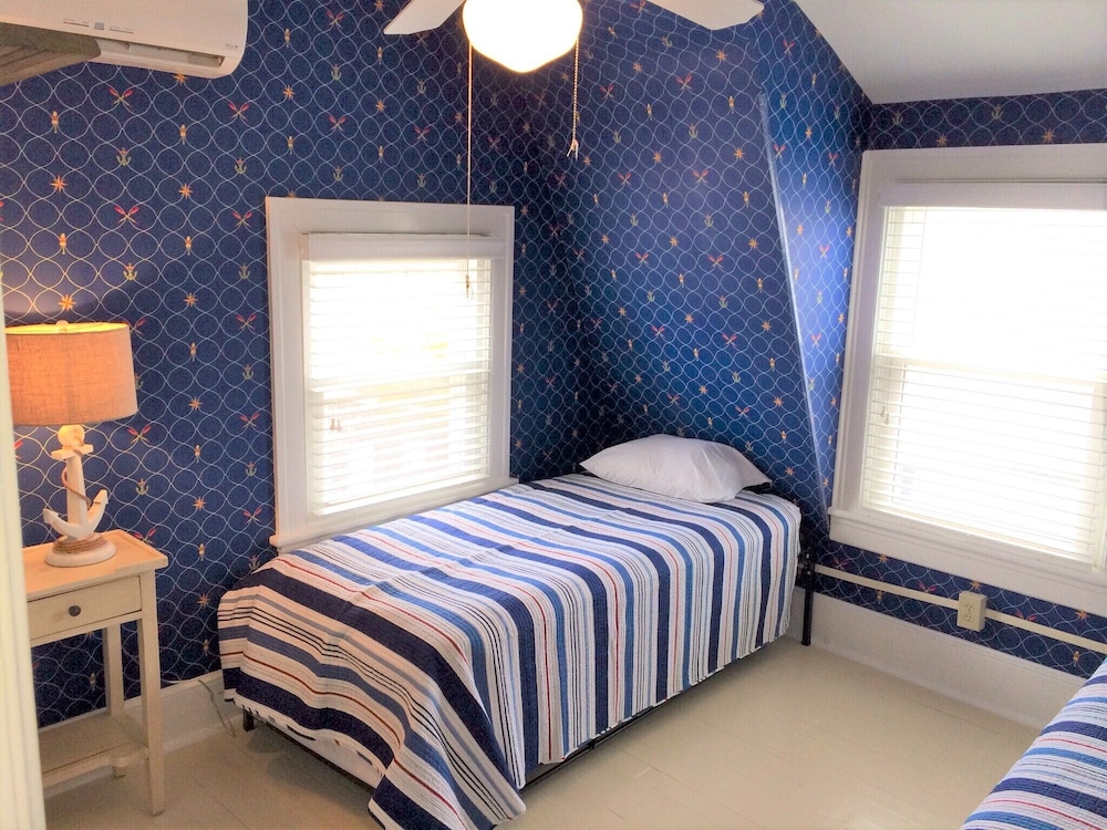 Lovely & Steps To Finest Beach. Center Of Cape May. Multi-car Private Driveway! - Cape May, NJ