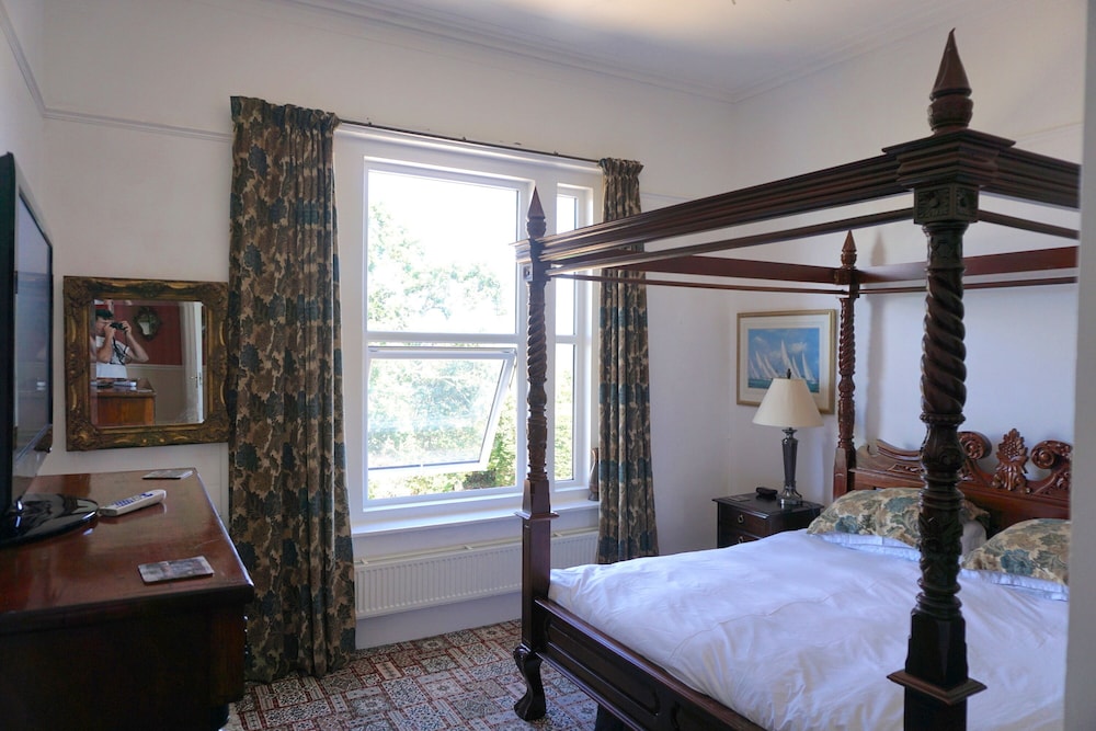 Mansion With Swimming Pool, Games Room, Sea Views, Sandy Beaches 2 Mins Walk - Isle of Wight