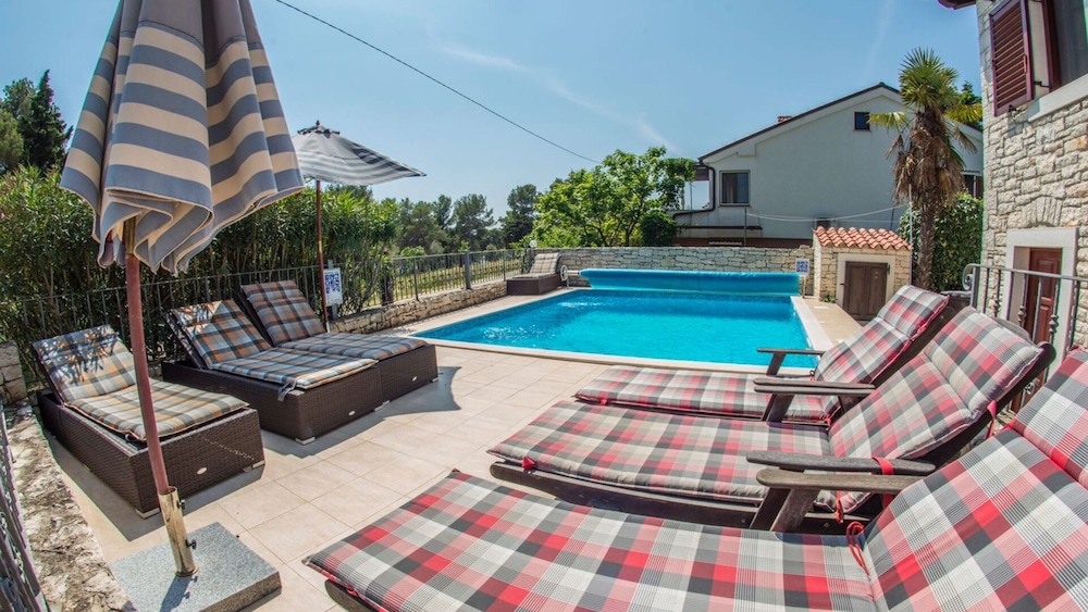 Zeer Speciale Late Zomeraanbieding Aan Zee, Stone, A / C Villa, Zwembad, Vlakbij De Luchthaven - Istrië