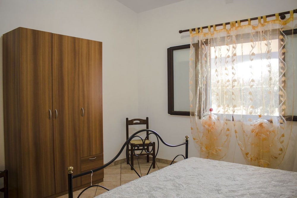 Sa Sermenta, Villa With Vineyard And Olive Trees Only 500m Far From The Beach - Sardinia
