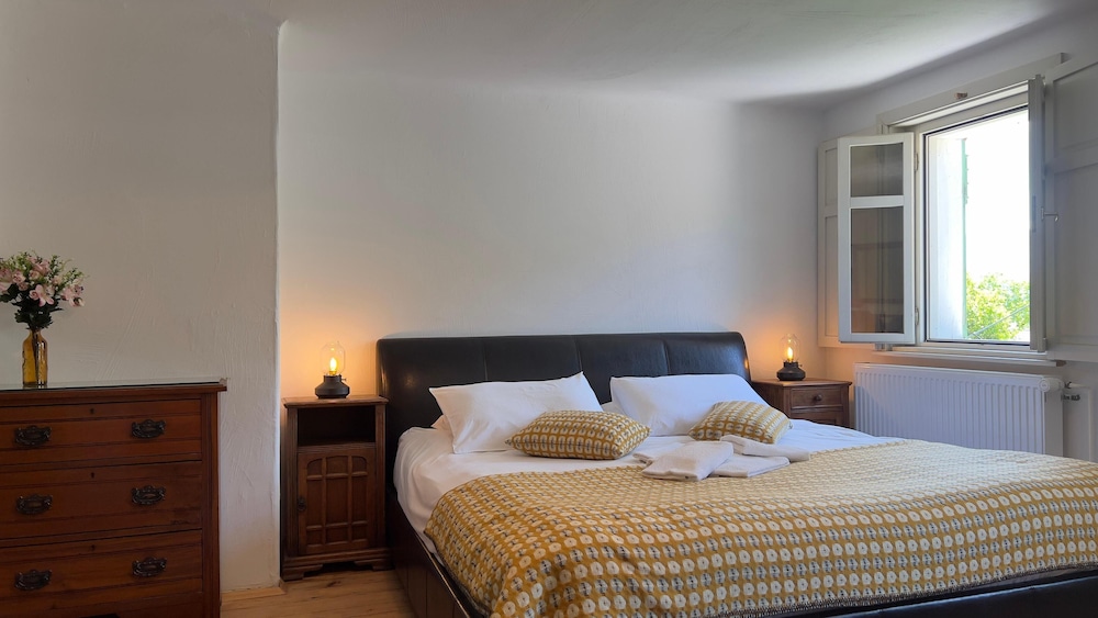 A Traditional Farmhouse Vibe! Modern Living With A Rustic Twist. For Lovers Of The Great Outdoors! - Bled