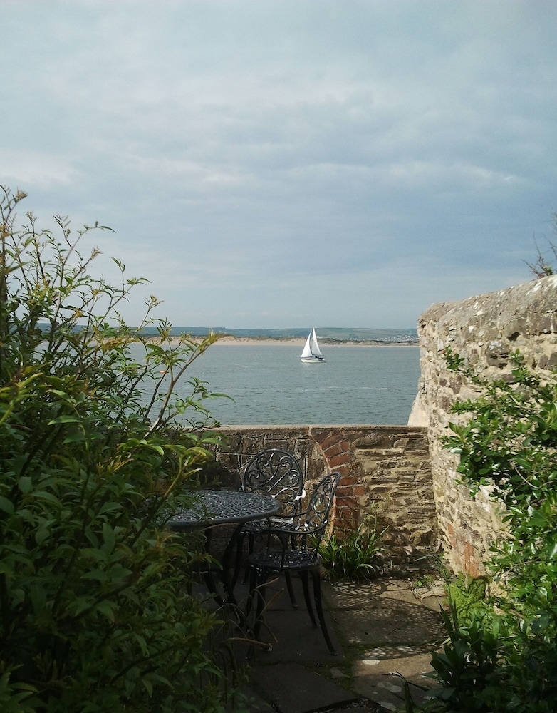 18th Century Cottage On Waterfront, Panoramic Sea Views, Courtyard Garden - Appledore