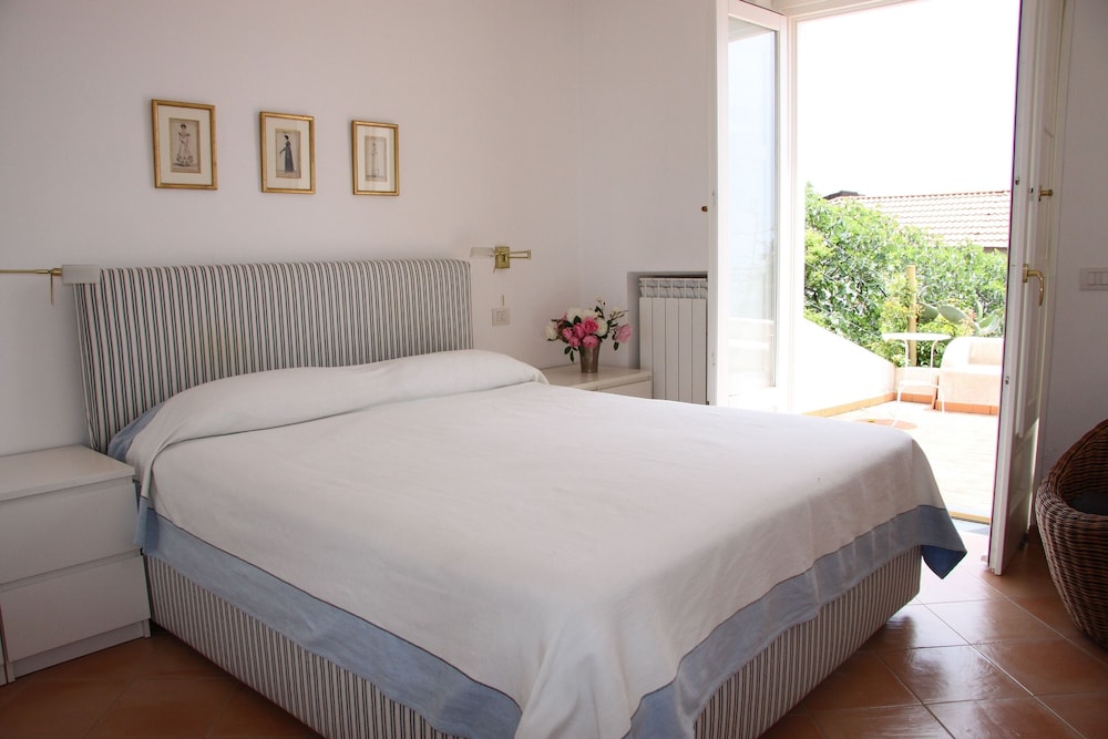 Un Superbe Villa Sur La Côte Amalfitaine Avec Vues Sur La Mer Et De Grands Jardins Privés - Côte Amalfitaine