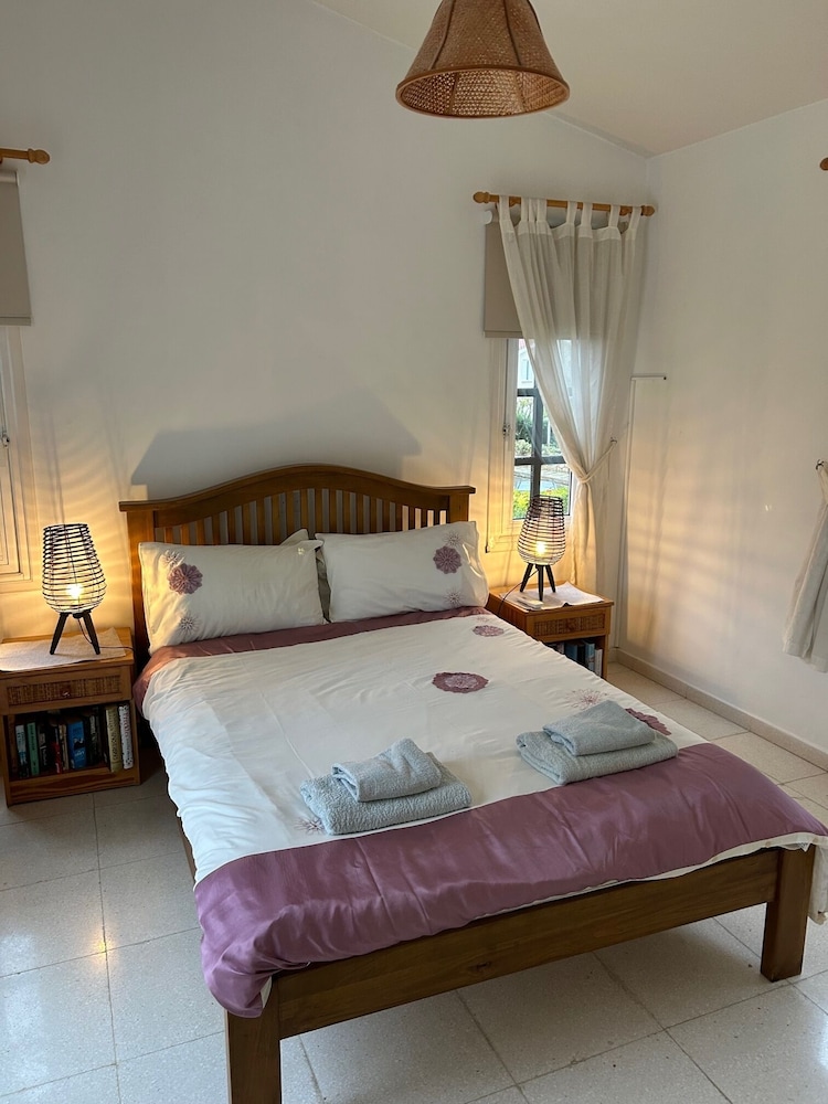 Beautiful 2 Bed Villa With Private Pool And Mature Gardens - Коралловый залив