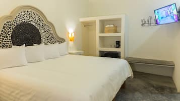 Quarto Clássico, 1 cama queen-size, não fumadores, vista para a piscina | Minibar, ferro/tábua de engomar, Wi-fi grátis, roupa de cama fornecida