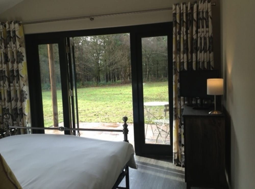 Buckstone Log Cabin With Private Grounds Nestled Into The Natural Woodland - Monmouth