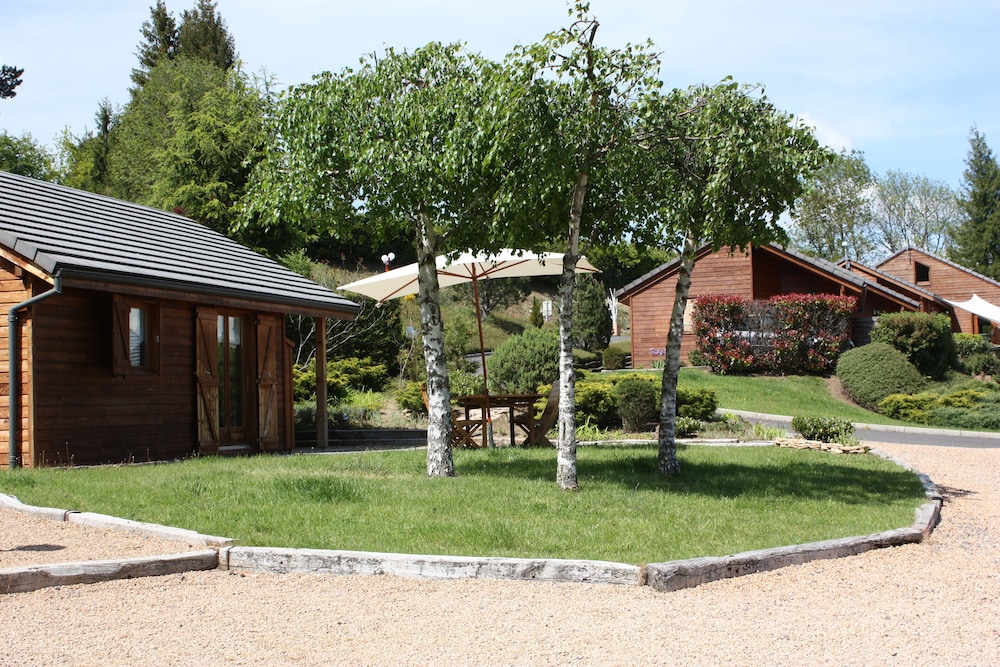 Village De 14 Gîtes En Chalets Grand Confort - Aydat