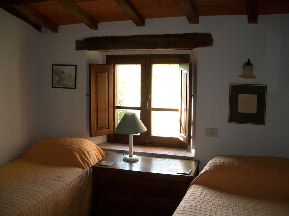 Restored Country Farmhouse In Tranquil Hills With Own Pool - Ombrie