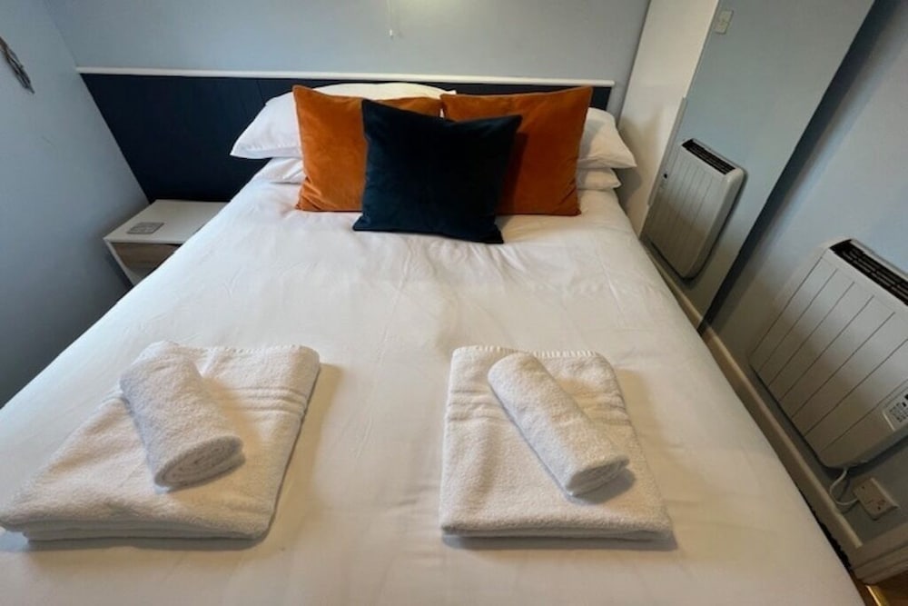 Stylish, Nautical Themed Chalet, In Peaceful Woodland Setting, Close To St Ives - Gwithian