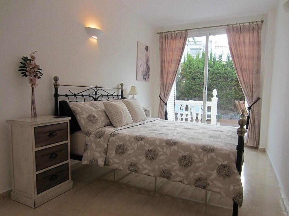 Apartamento De Lujo Junto A La Playa, En San Pedro / Puerto Banús, Marbella, Costa Del Sol - Marbella