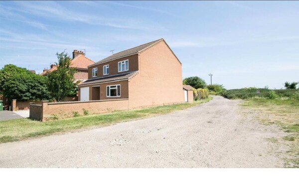 Superbly Located And Refurbished Four Bedroom Property Five Minutes Walk To Town - Wells-next-the-Sea