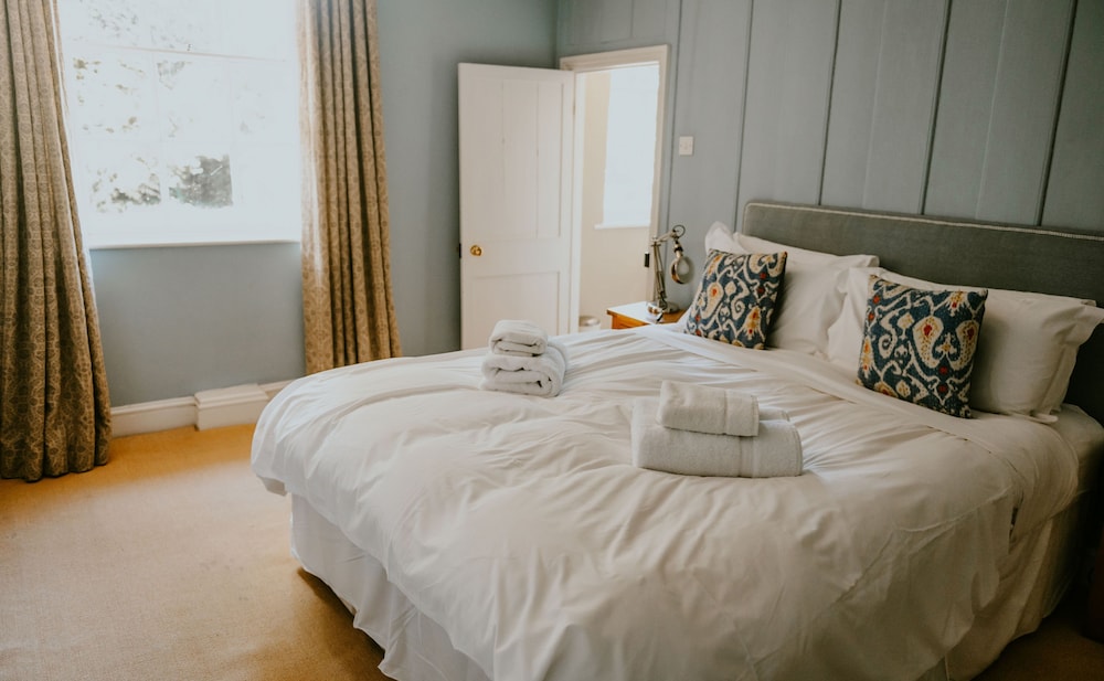 Wimborne House - Seven Bedroom Villa, Sleeps 16 - Bournemouth