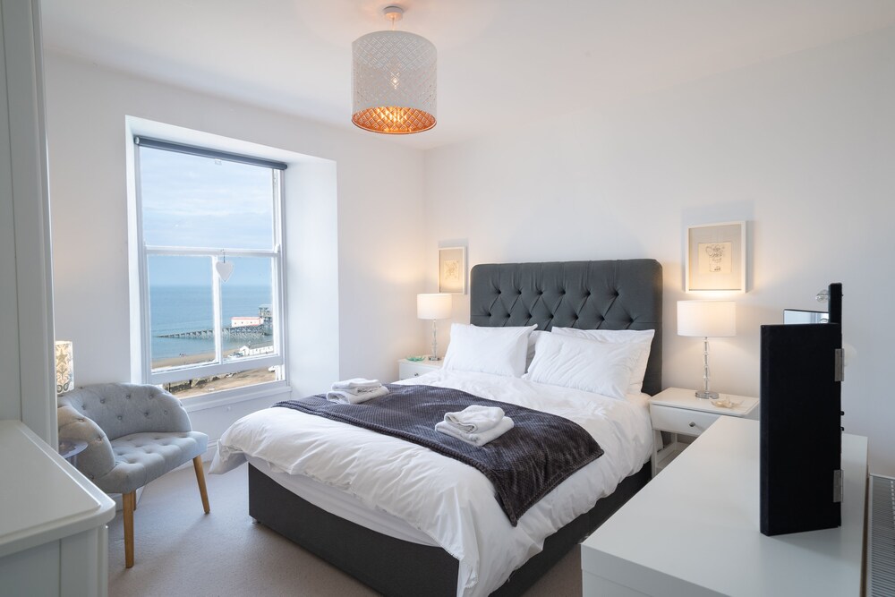 Beautiful Two Bed Apartment With Sea Front Views - Tenby