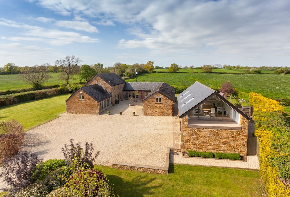 Stunning 5 Bed Edge Of Village Cotswold Barn, Walk To Pubs, Idyllic Village - Cotswolds