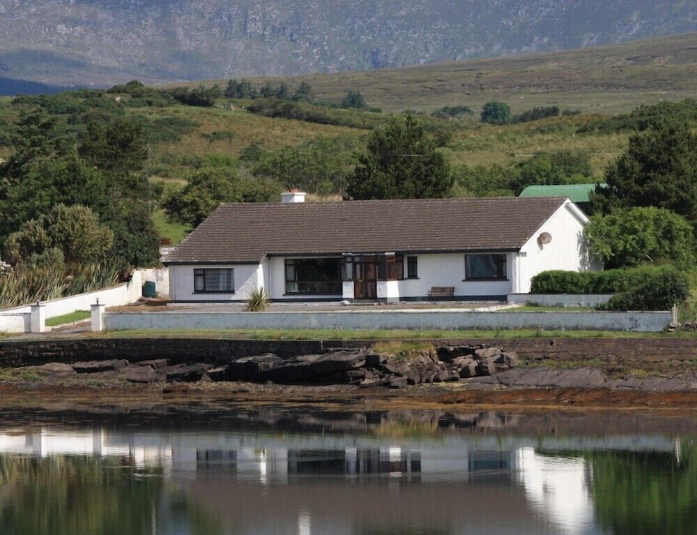 Spacious Shore-side Bungalow In An Exclusive And Historic Location - Mayo