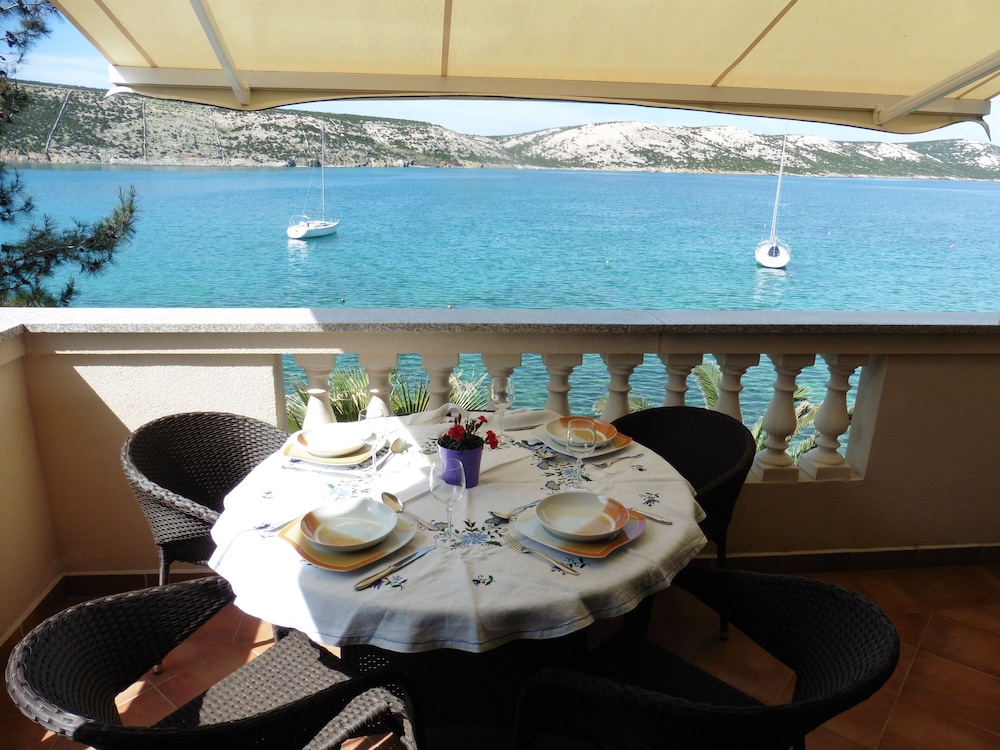Plage Appartement De Vacances En Famille Dans La Première Rangée De La Mer (C6) - Novalja