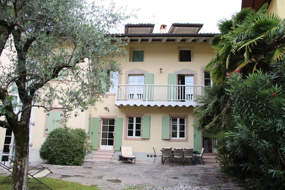 Lac De Garde: Villa Idyllique Dans Un Village Paisible Planté D'oliviers Et De Palmiers - Nago-Torbole