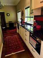 Casa de campo luxo, 1 cama Queen, para não fumantes, vista para o jardim | Cozinha privada | Geladeira grande, micro-ondas, fogão, cooktop