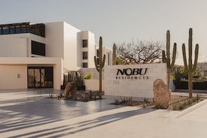 Um edifício moderno com uma placa que diz "NOBU RESIDENCES".
