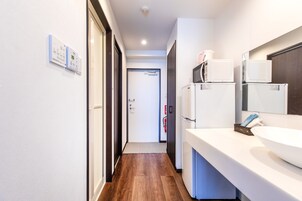 Quarto Duplo Standard | Cozinha privada | Um frigorífico, um micro-ondas 