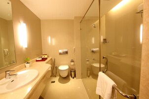 Quarto Twin Premium | Casa de banho | Uma banheira de imersão total, um chuveiro fixo 