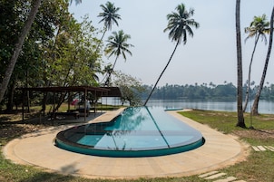 Piscina externa, espreguiçadeiras