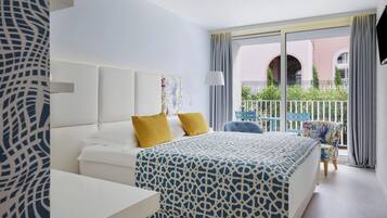 Family Room 31m² Courtyard/Park View with Balcony | Cofre no quarto, secretária, berços/camas para crianças grátis